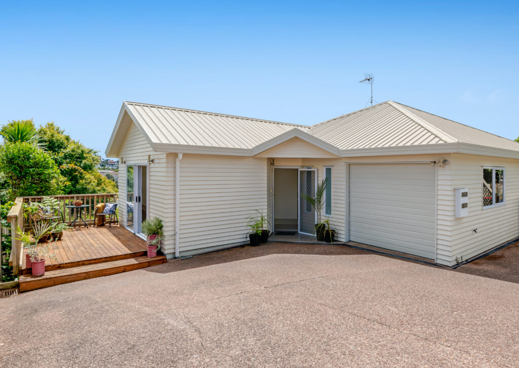 2/8A Target Road, Totara Vale - David Ding Real Estate