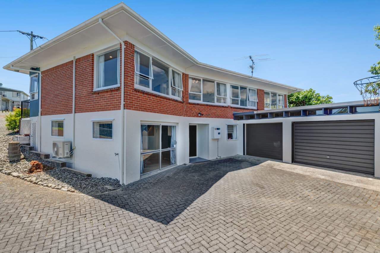 2/83A Pupuke Road, Northcote - David Ding Real Estate